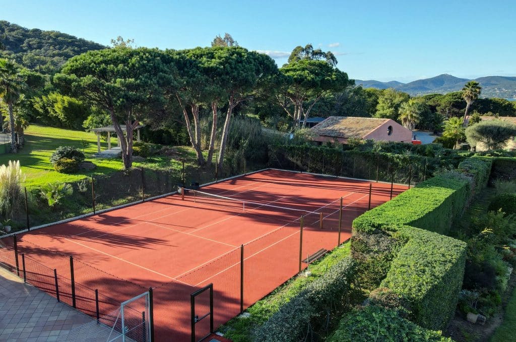 Court tennis en terre battue sans arrosage - Côte d'Azur